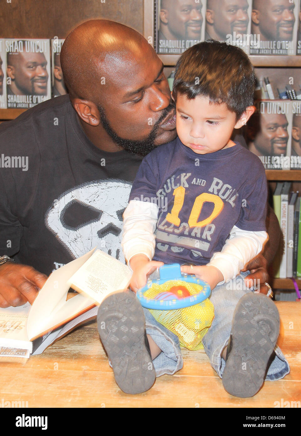 Shaquille O'Neal greets fans and signs copies of his book 'Shaq Uncut ...