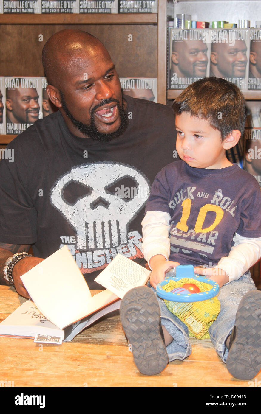 Shaquille O'Neal greets fans and signs copies of his book 'Shaq Uncut ...