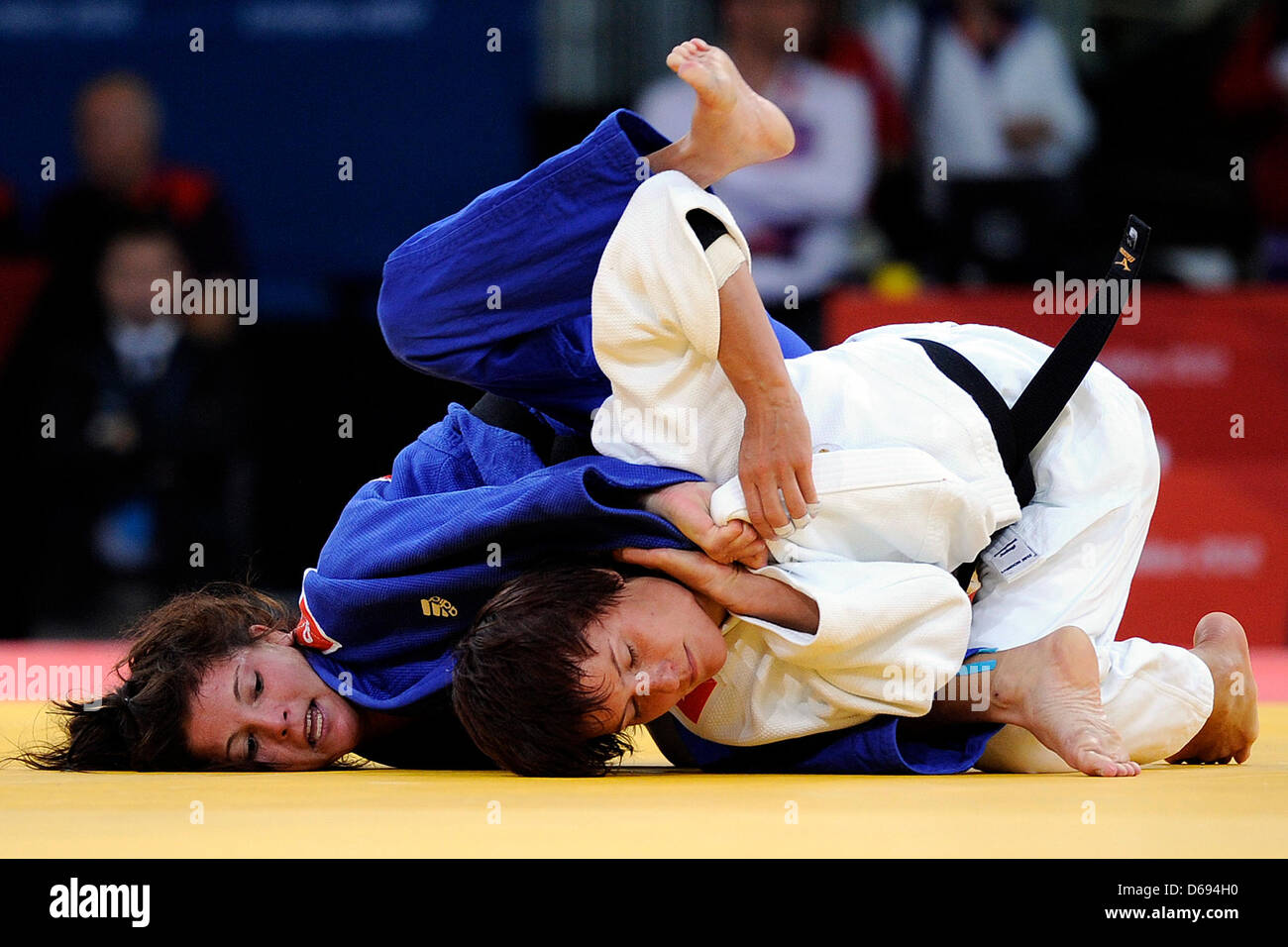 Germany's Romy Tarangul (L) competes with Russia's Natalie Kuziutina ...