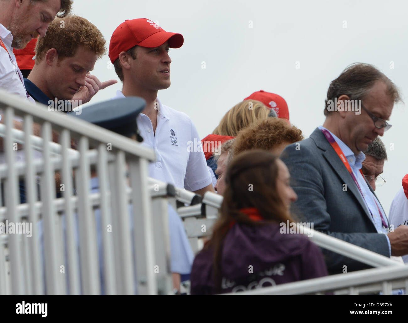 Prince William und Pince Harry (L) attend the rowing competitions ...