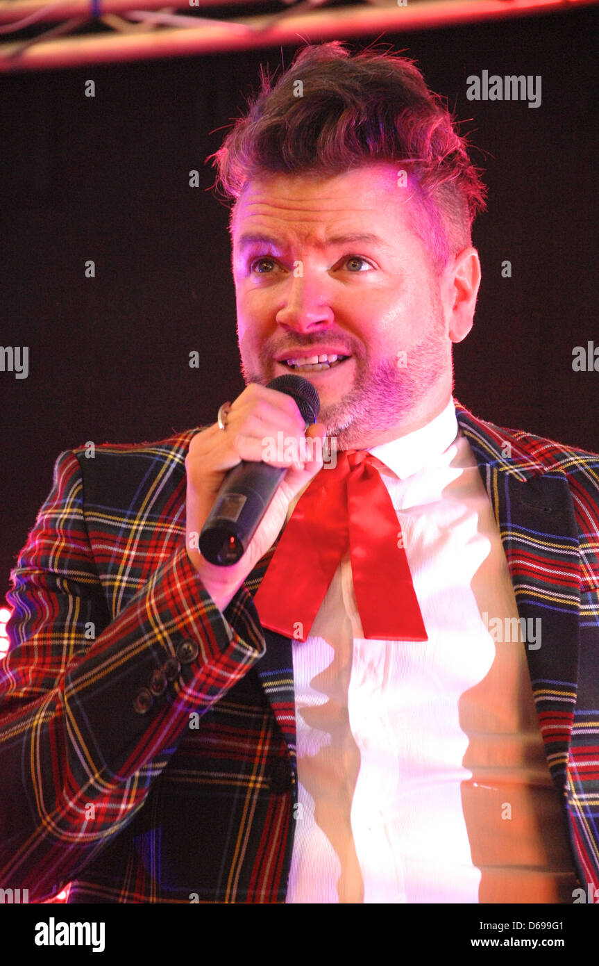 Edward Reid Peter Andre performs as he switches on Christmas lights at ...