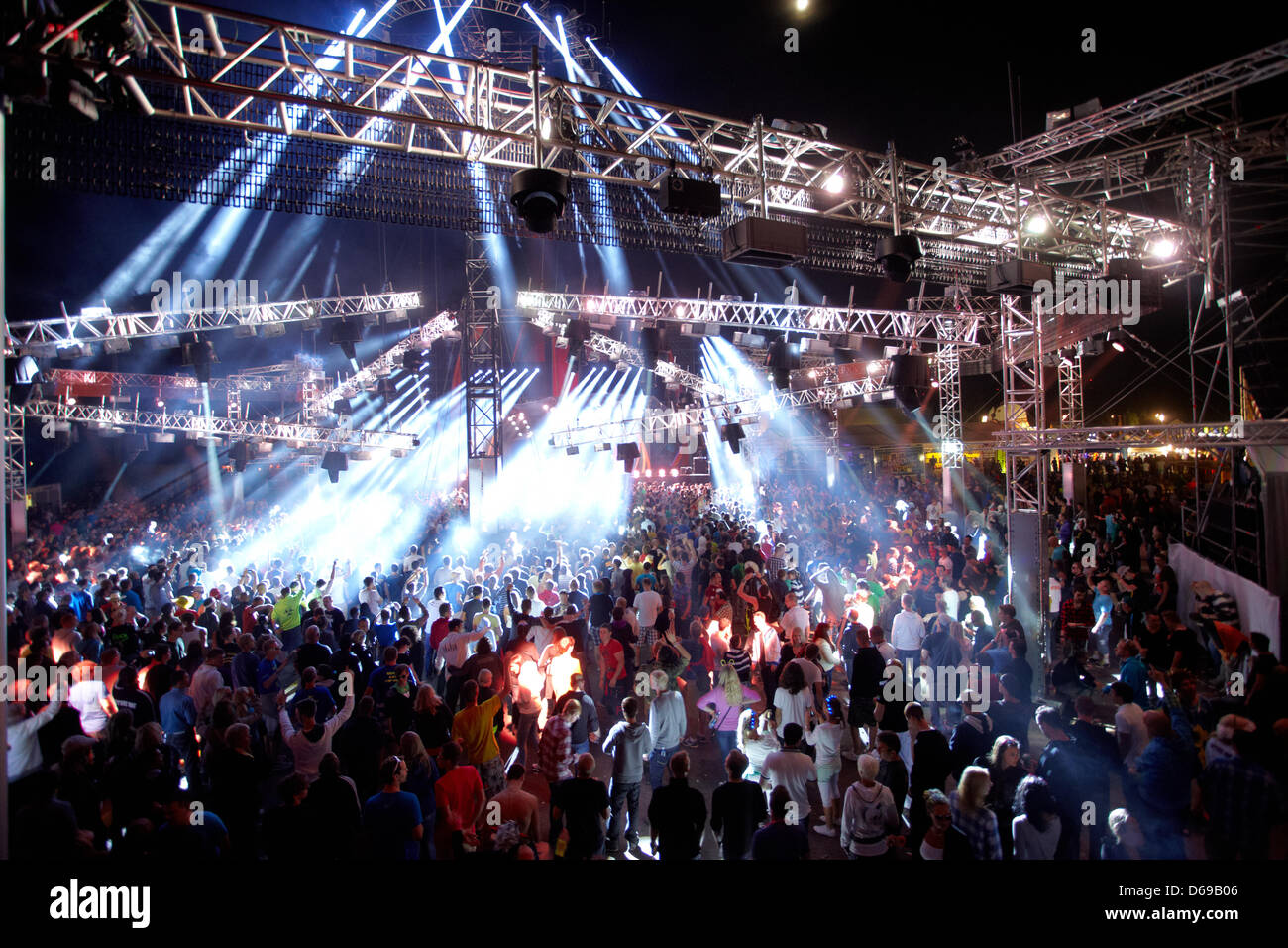 Several tens of thousands of visitors attend the start of the techno ...