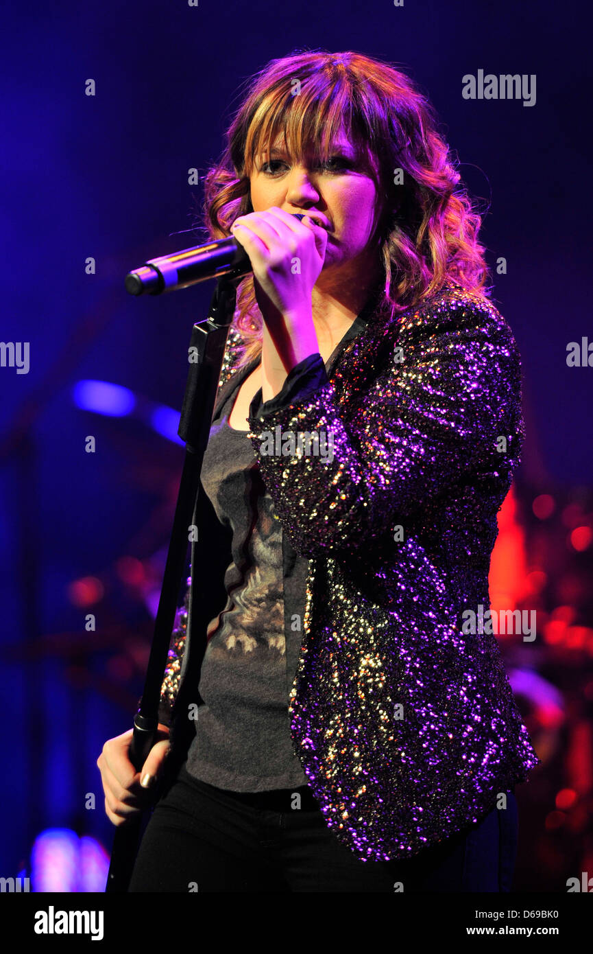 Kelly Clarkson performs live in concert at the Chicago Theatre in ...