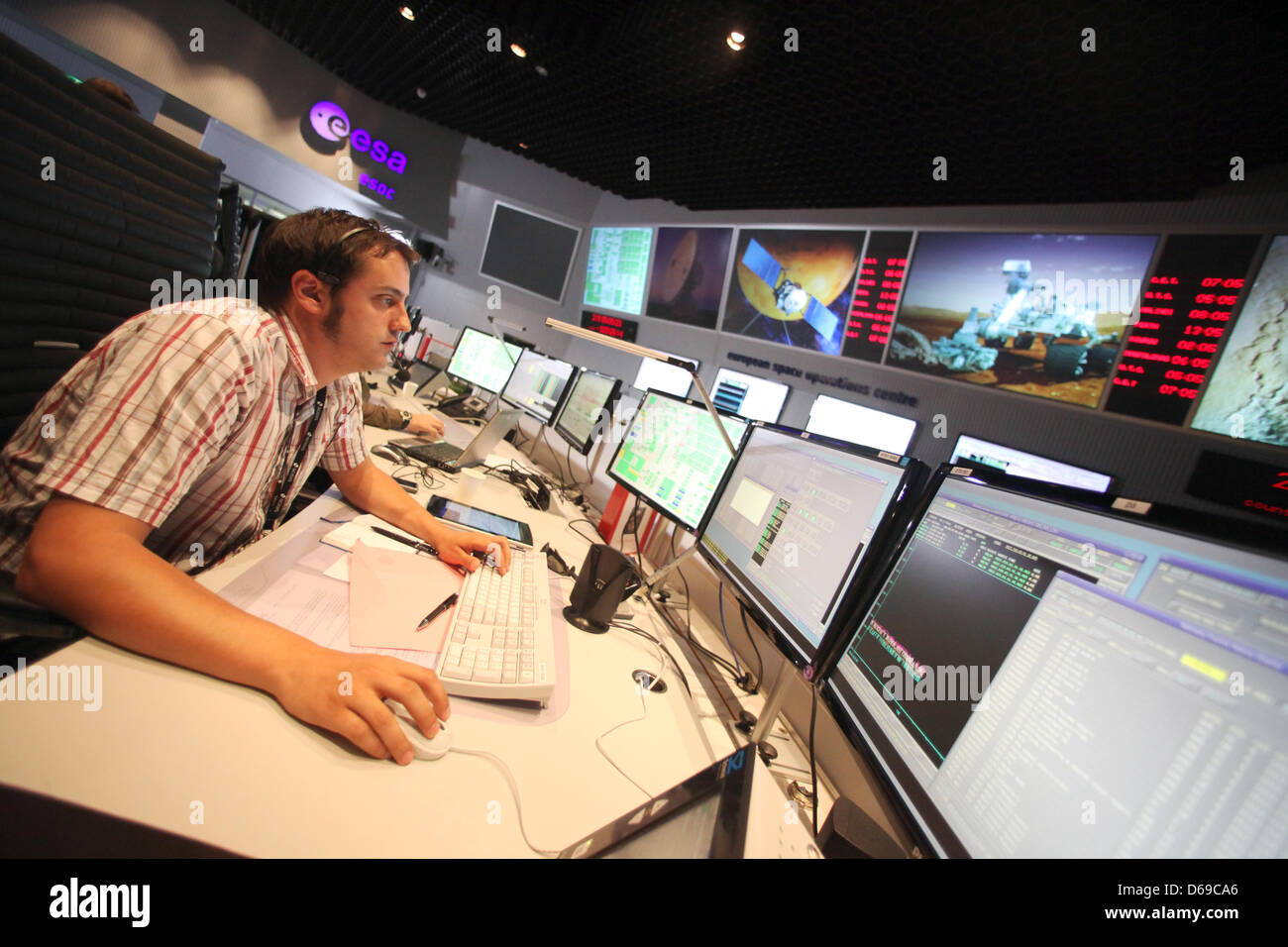 Scientists watch the broadcasting of the Mars landing of the Curiosity ...