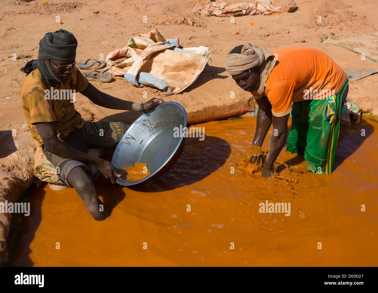 Men Searching For Gold, Alkhanag, Sudan Stock Photo - Alamy