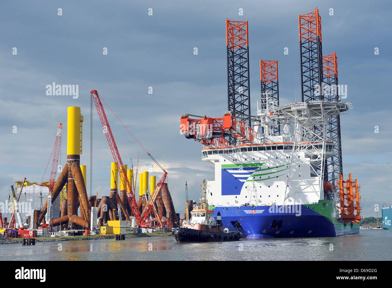 The crane ship 'Innovation' arrives in Bremerhaven, Germany, 06 Ausguts ...