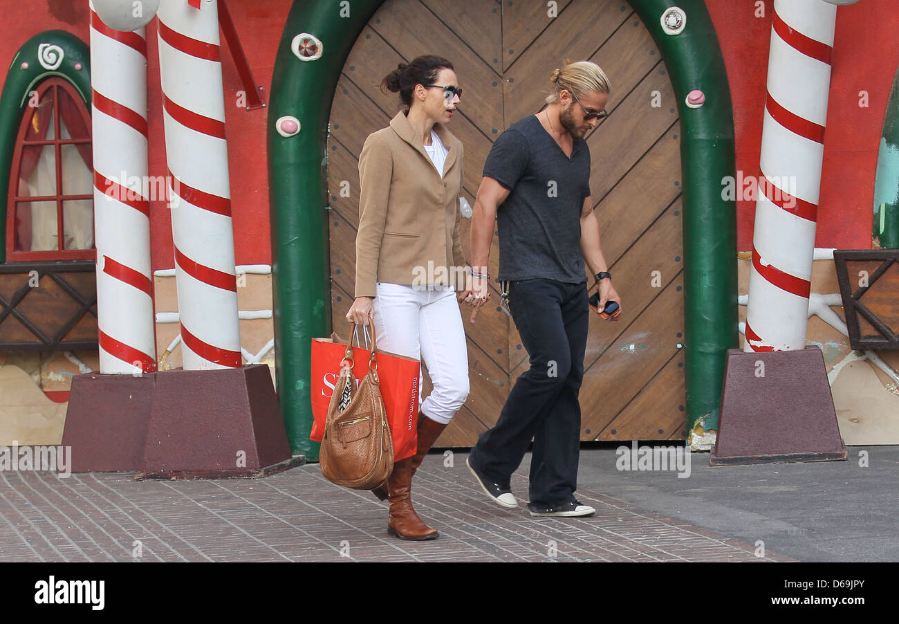 Minnie Driver and Matthew Felker Minnie Driver holds hands with her new ...
