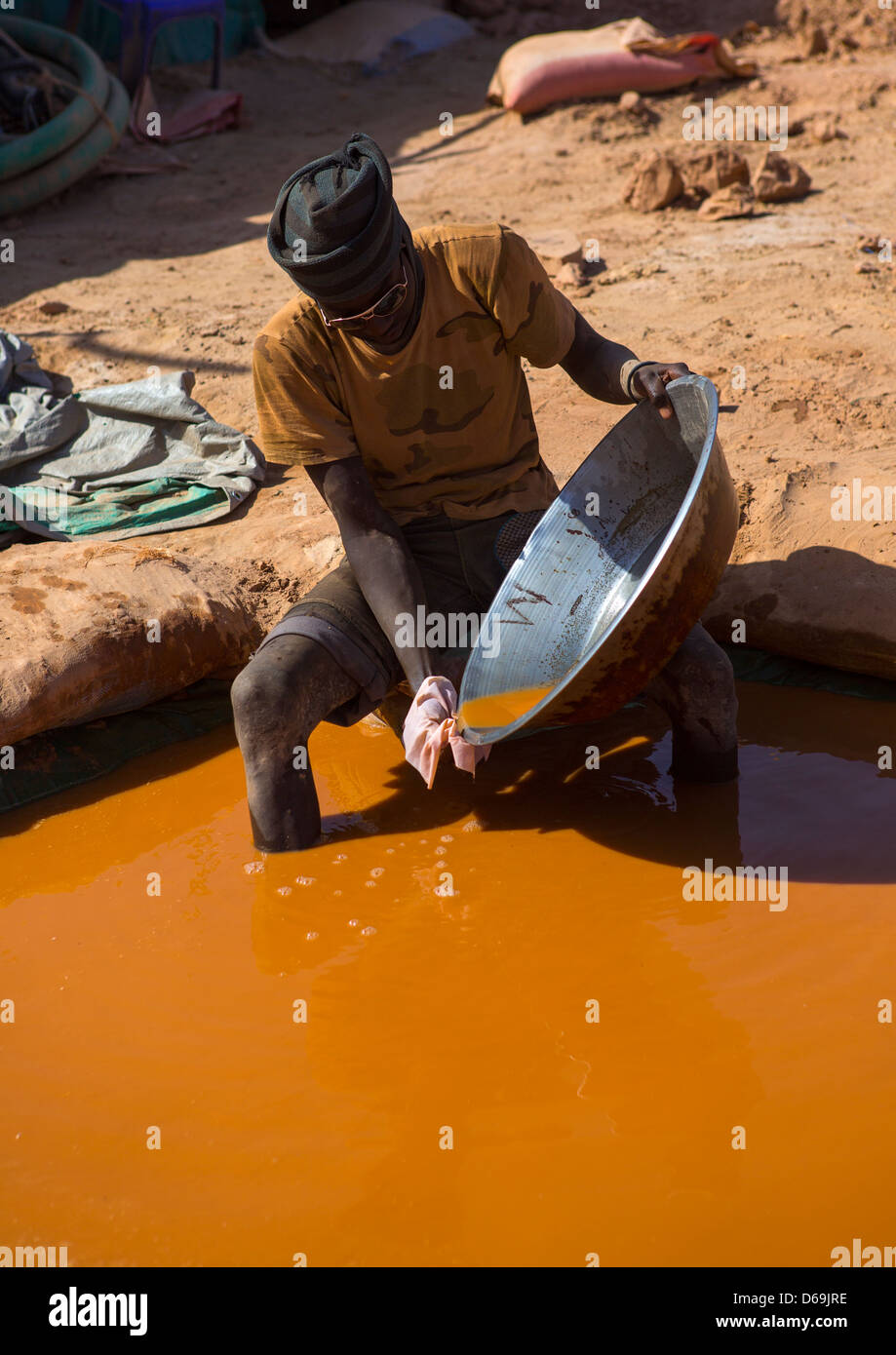 Gold mine man panning hi-res stock photography and images - Alamy