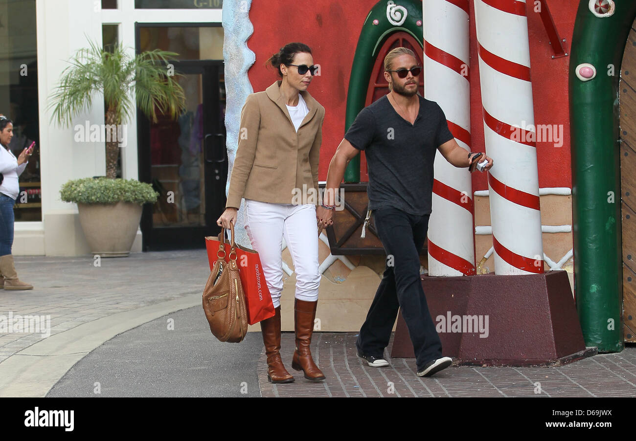 Minnie Driver and Matthew Felker Minnie Driver holds hands with her new ...