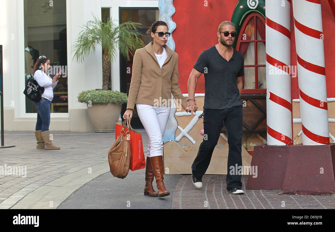 Minnie Driver and Matthew Felker Minnie Driver holds hands with her new ...