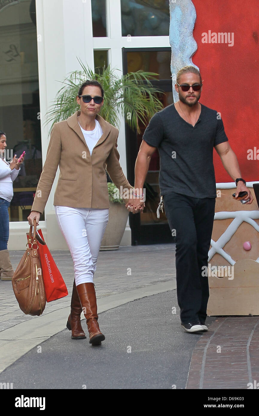Minnie Driver and Matthew Felker Minnie Driver holds hands with her new ...