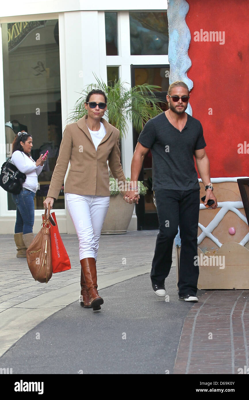 Minnie Driver and Matthew Felker Minnie Driver holds hands with her new ...