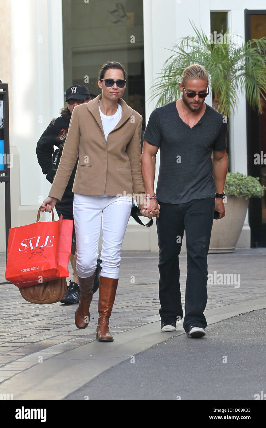 Minnie Driver and Matthew Felker Minnie Driver holds hands with her new ...