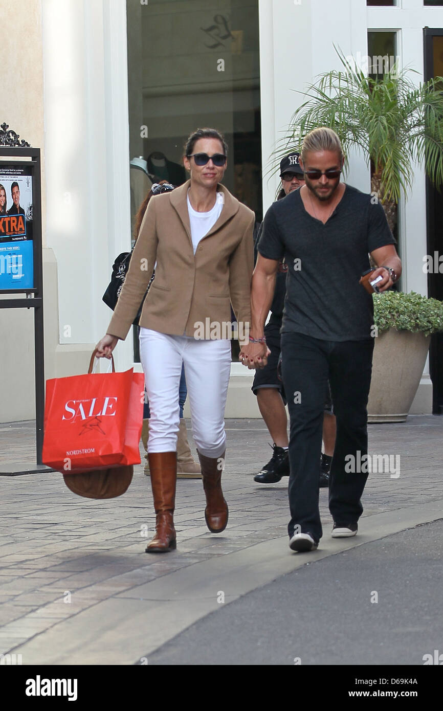 Minnie Driver and Matthew Felker Minnie Driver holds hands with her new ...