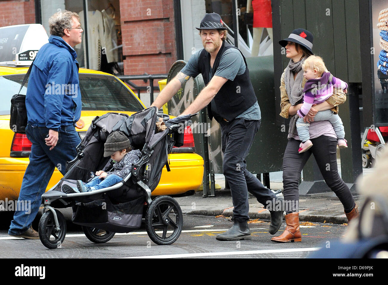 Renn hawkey gytta lubov hawkey fynn hawkey vera farmiga hi-res stock ...