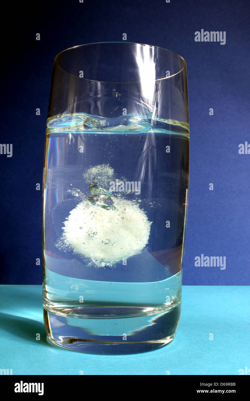 effervescent tablet in glass Stock Photo - Alamy
