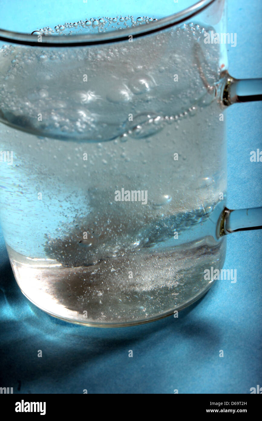 effervescent tablet in a glass Stock Photo - Alamy
