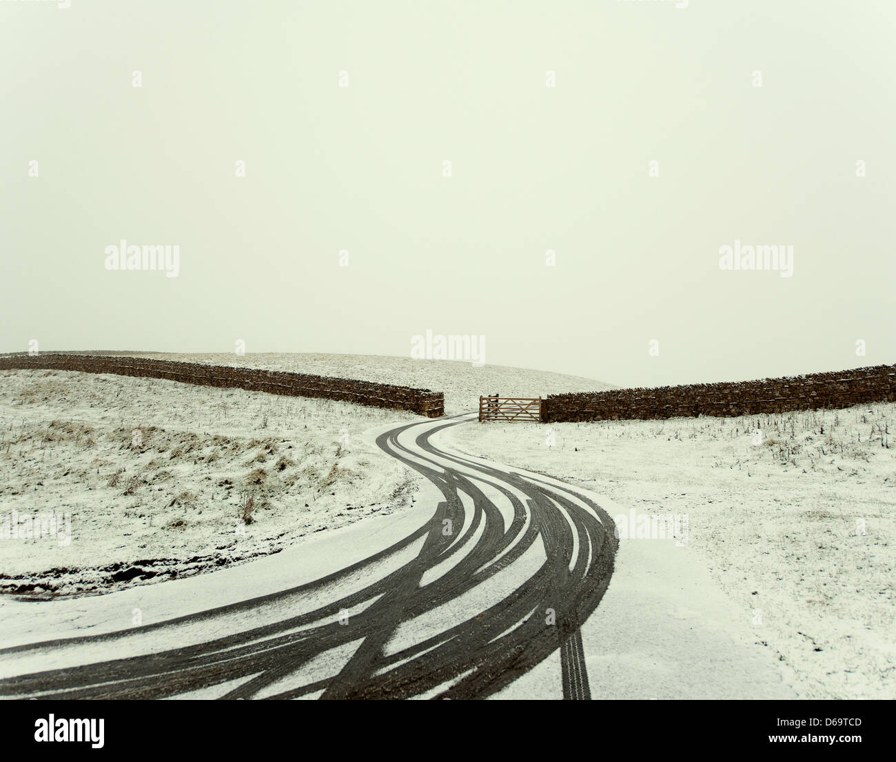 Driveway gate hi-res stock photography and images - Alamy