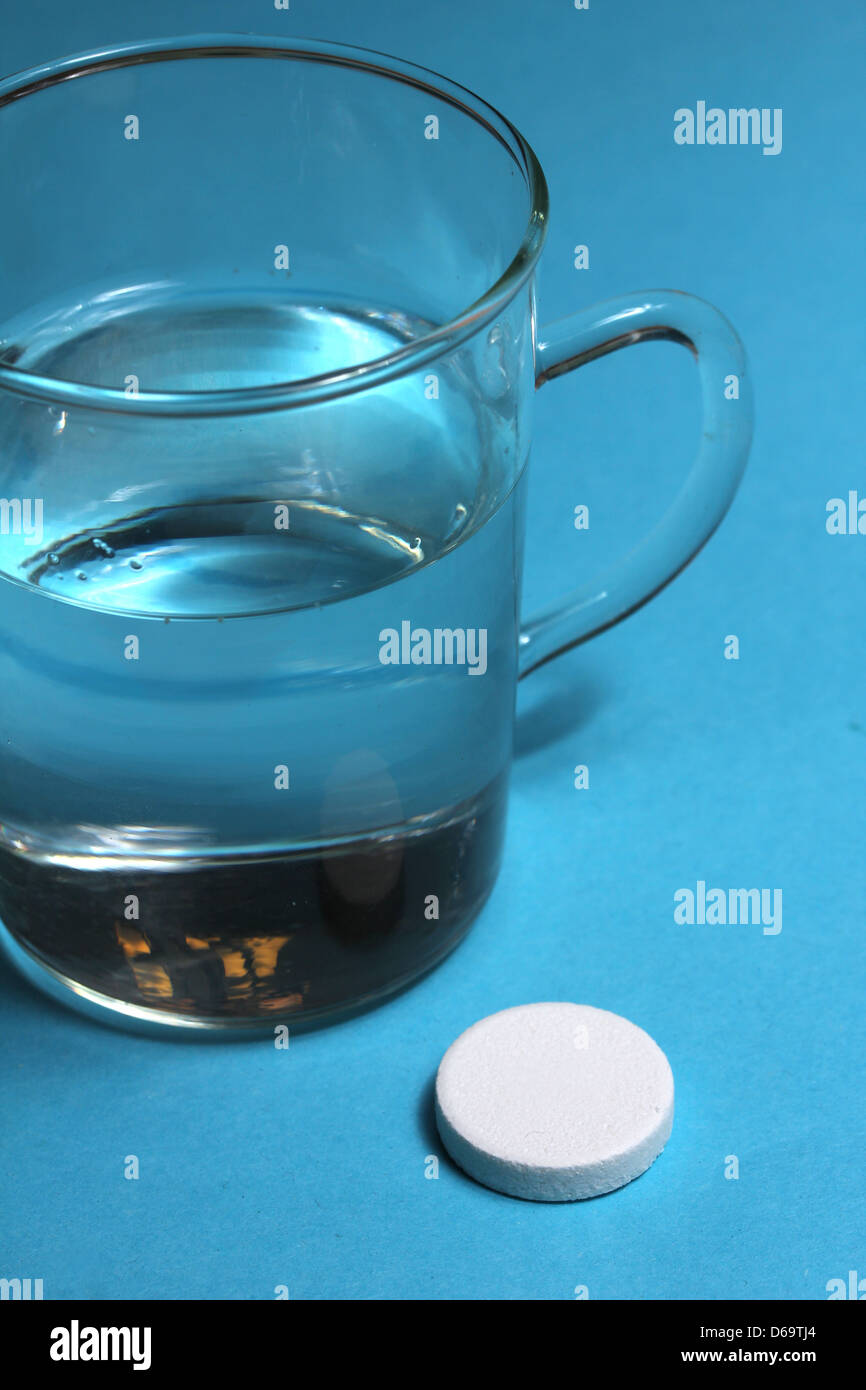 effervescent tablets and a glass Stock Photo - Alamy