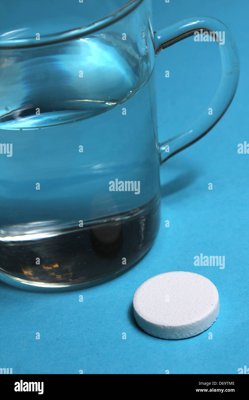 effervescent tablets and a glass Stock Photo - Alamy