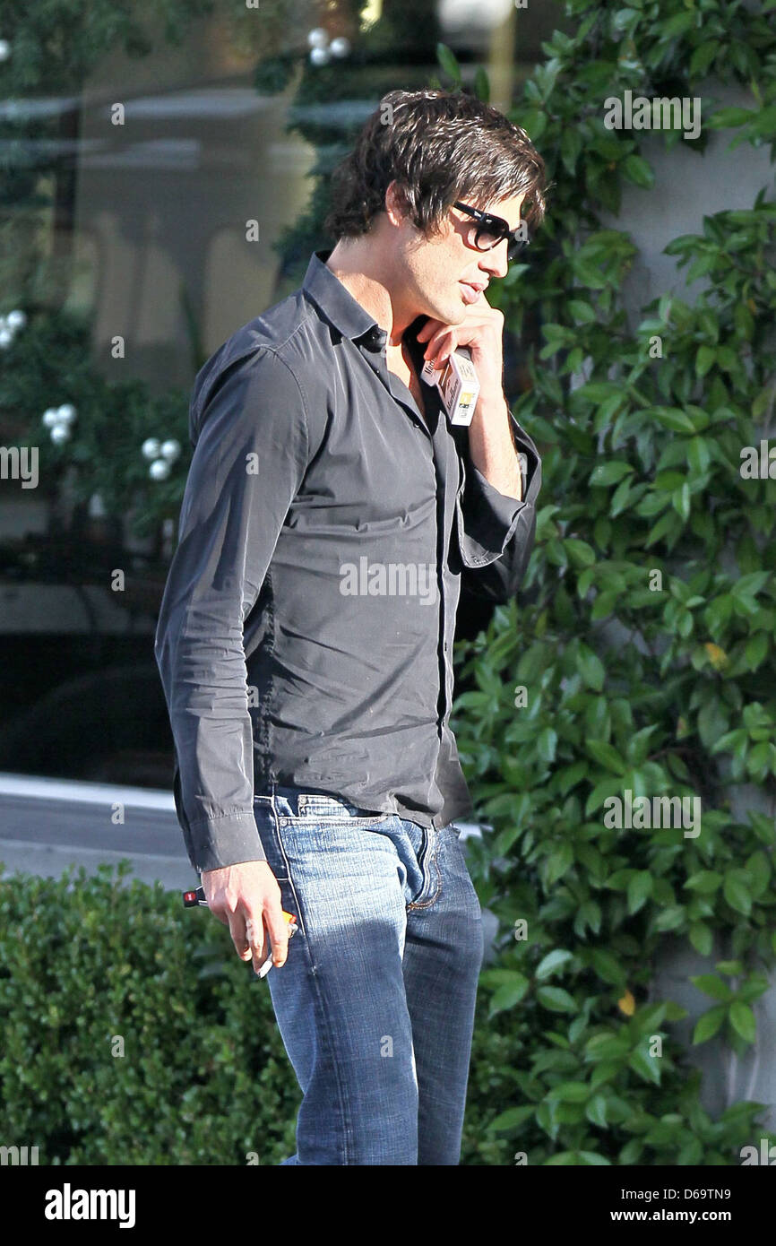 Brandon Davis smoking and talking on his cell phone in Beverly Hills ...