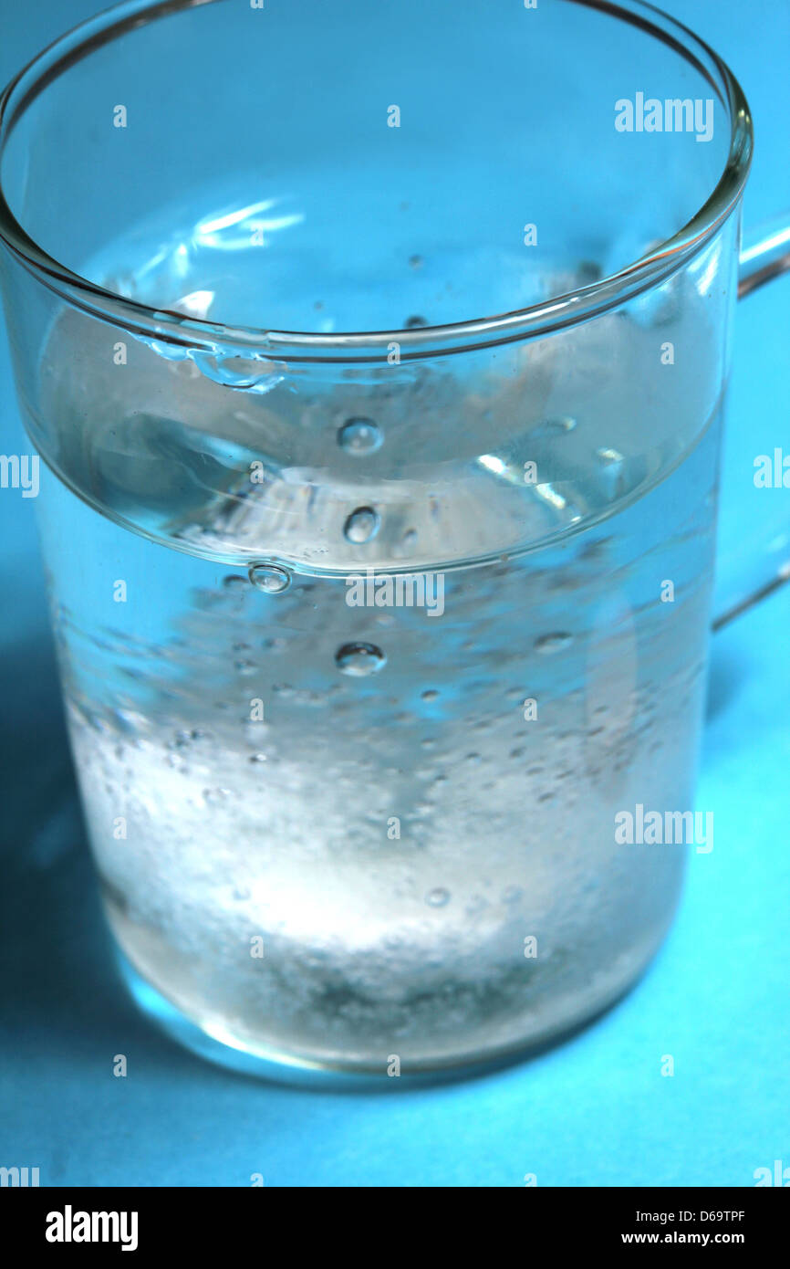 effervescent tablets in a glass Stock Photo - Alamy