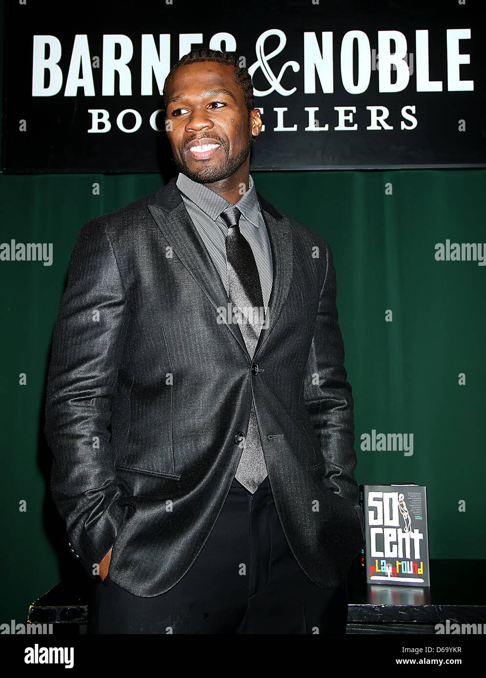 Curtis jackson aka 50 cent signs his new book hi-res stock photography ...