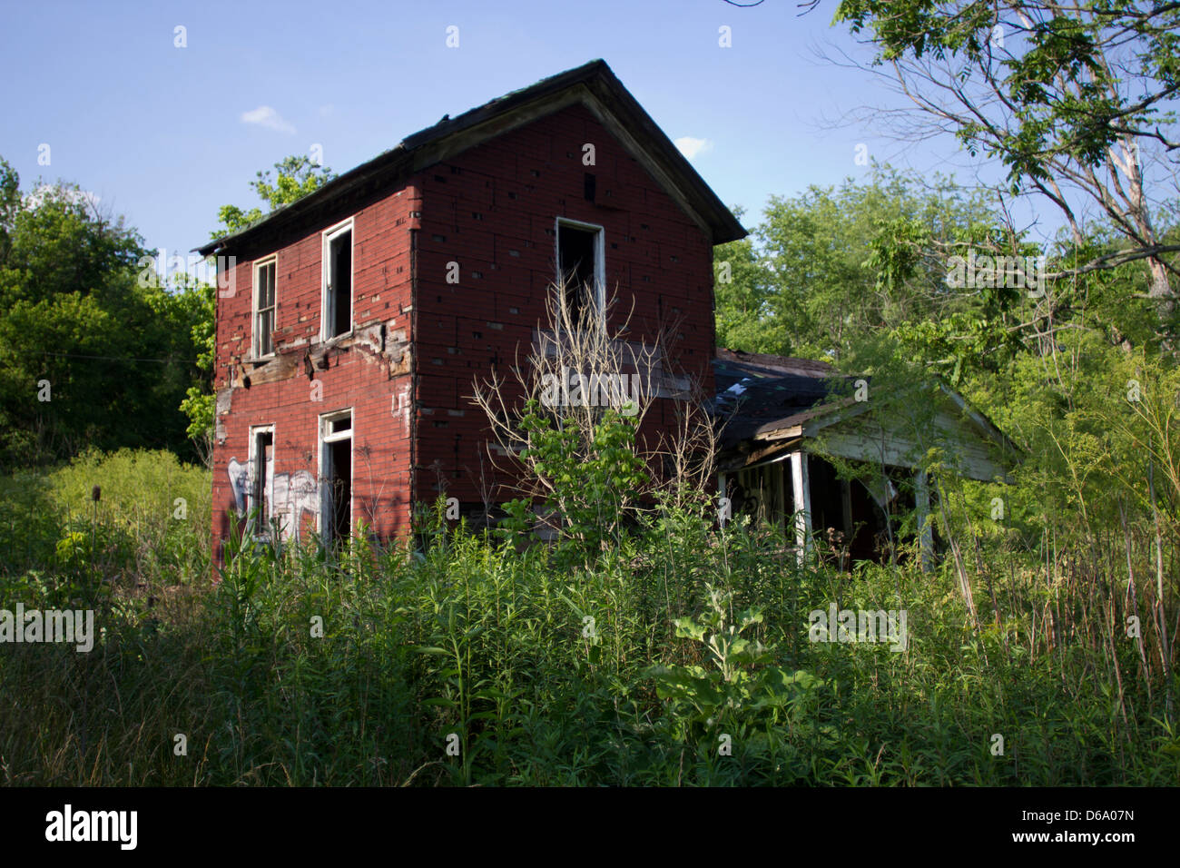 Old abandoned collapsing house hi-res stock photography and images - Alamy