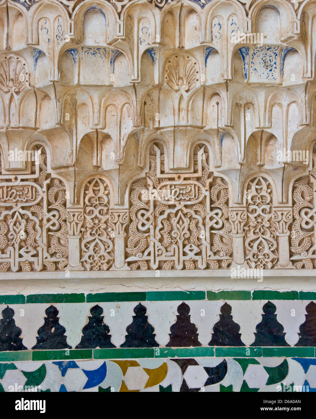Decorative ornate Islamic stucco artwork and tiles Cuarto Dorado ...