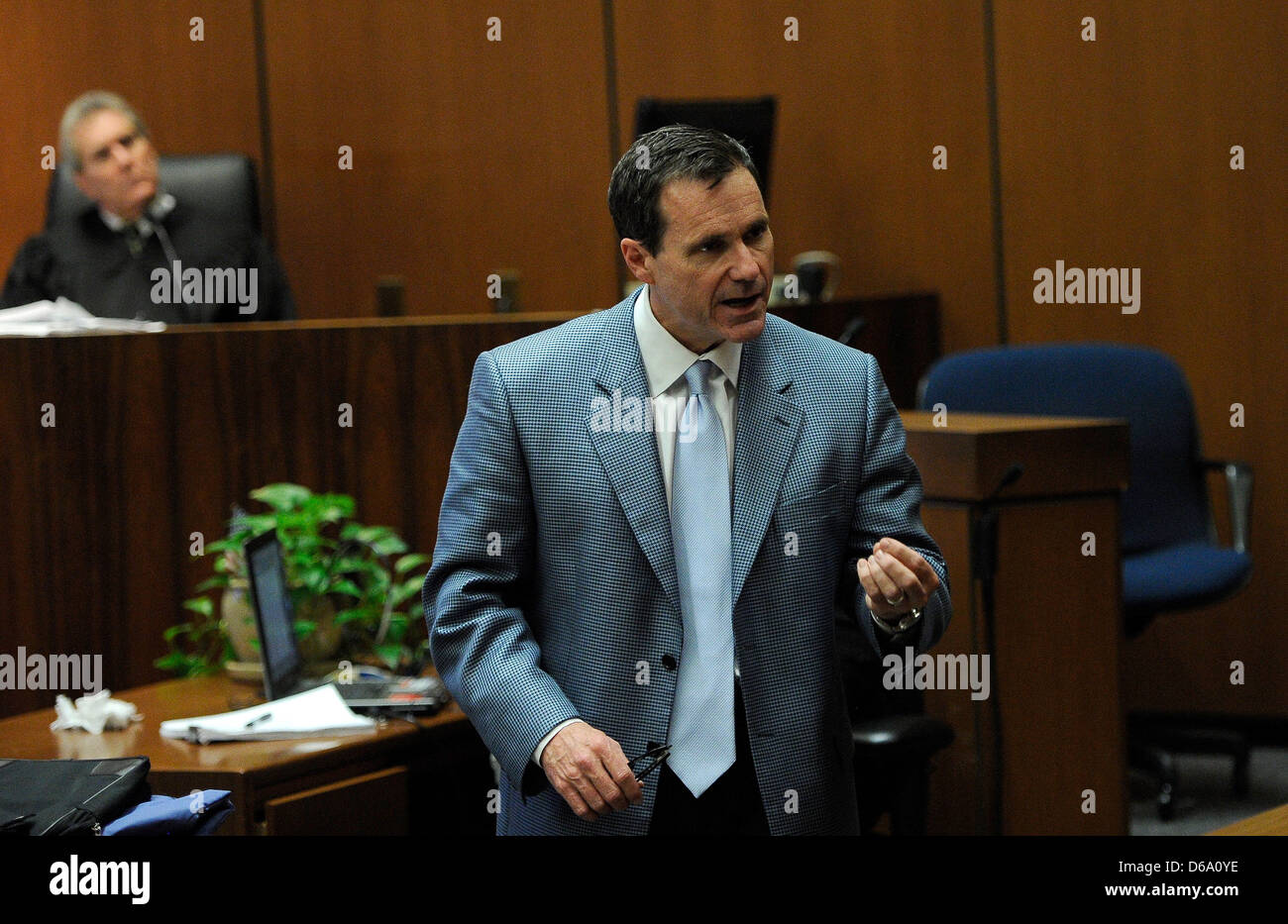 Defense Attorney Ed Chernoff addresses the jury during the defense’s ...