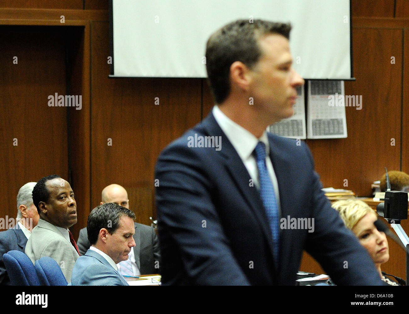 Dr Conrad Murray looks toward Los Angeles Deputy District Attorney ...
