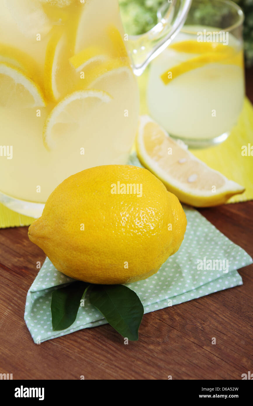 Pitcher and glasses of fresh lemonade Stock Photo - Alamy