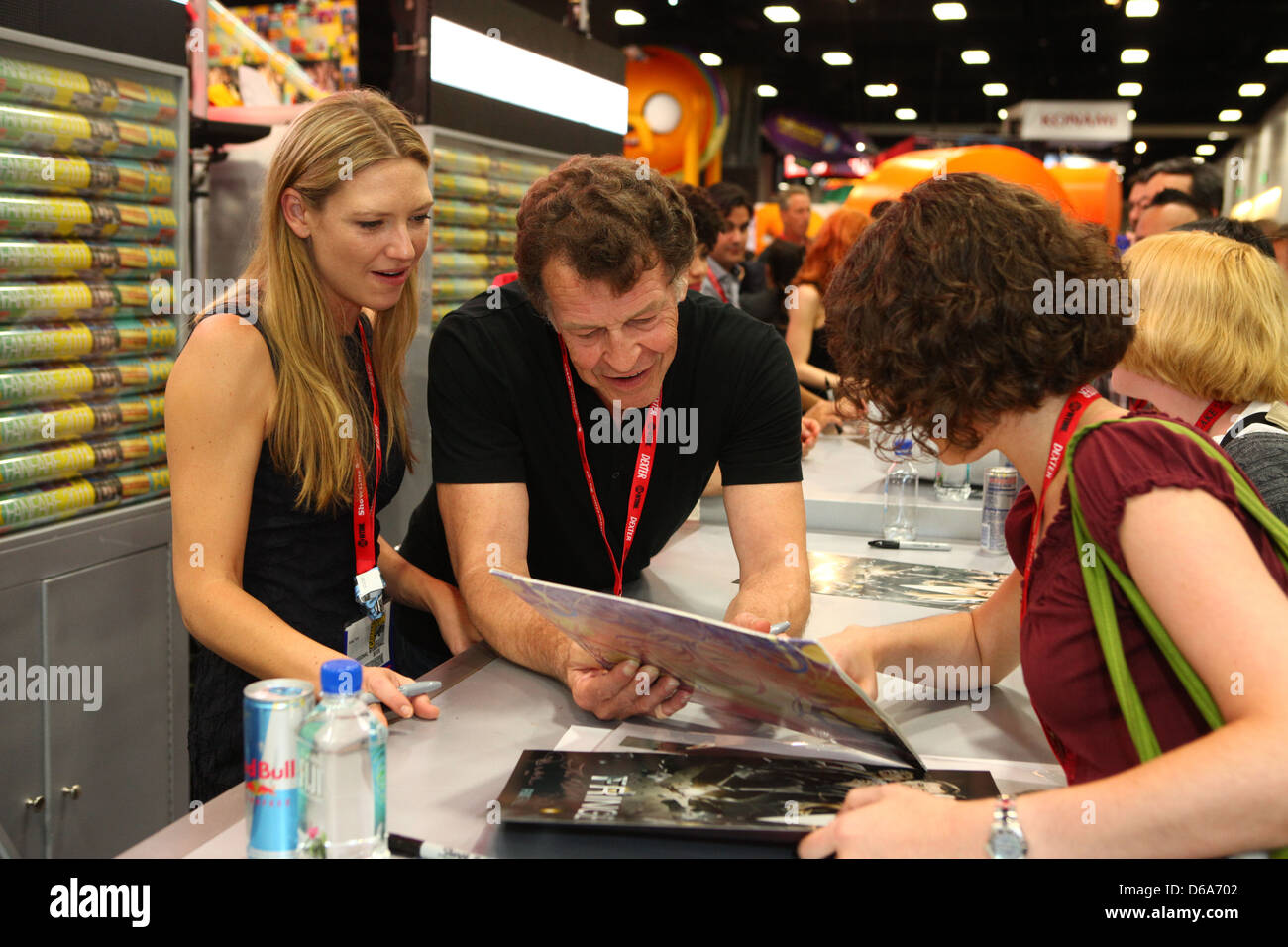 Anna Torv, John ble Comic Con Day - Fringe Booth Signing San Diego ...