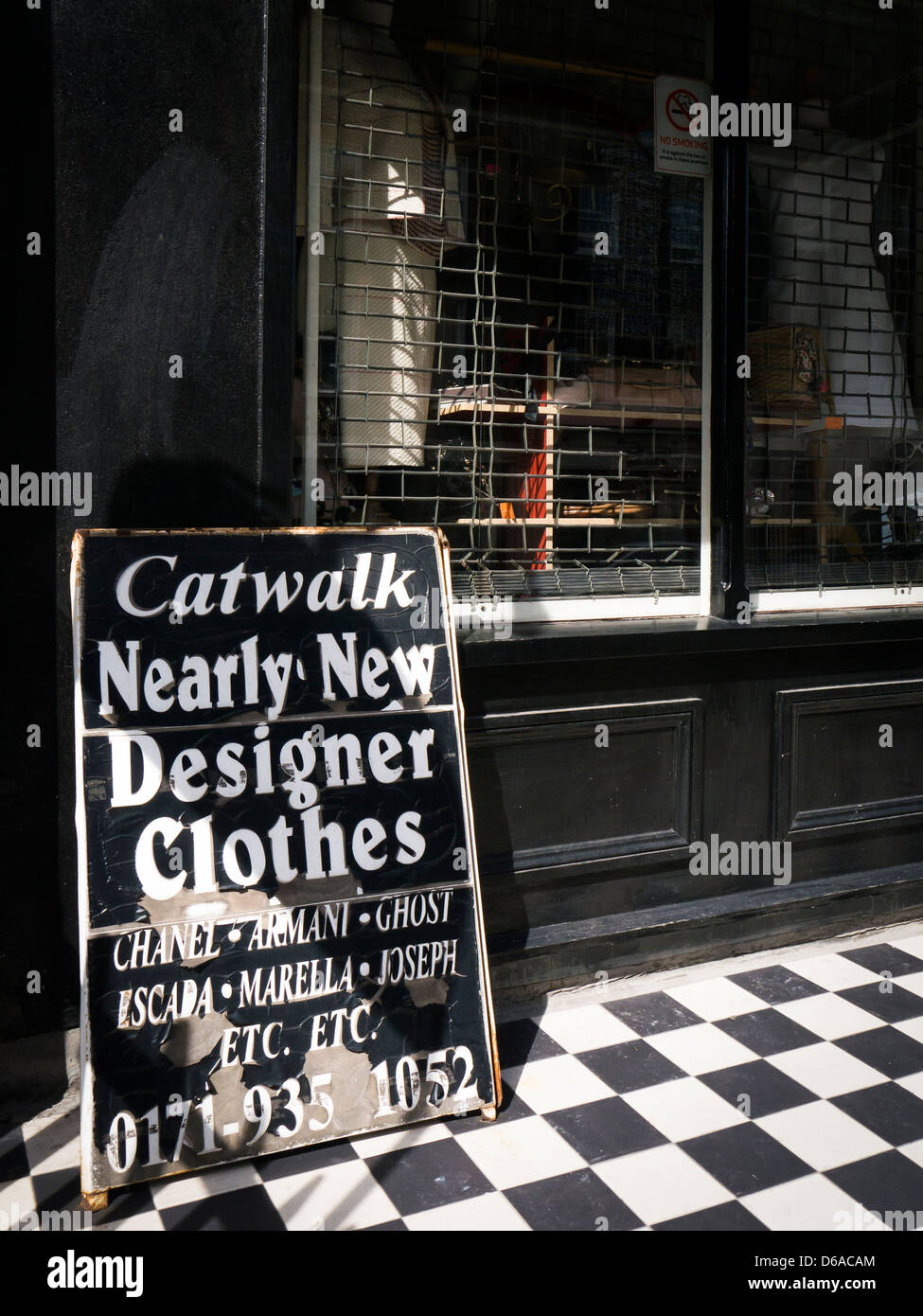 Nearly new clothing shop hi-res stock photography and images - Alamy