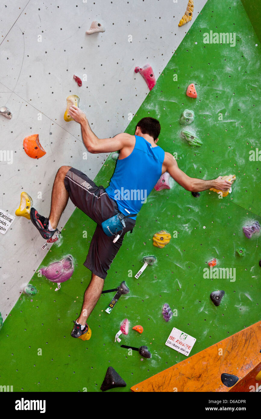 Fit man bouldering on an indoor climbing wall Stock Photo - Alamy