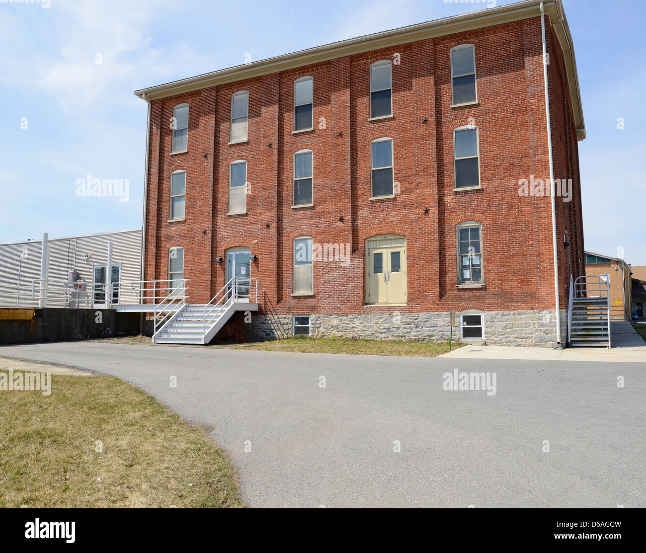 Three story building hi-res stock photography and images - Alamy