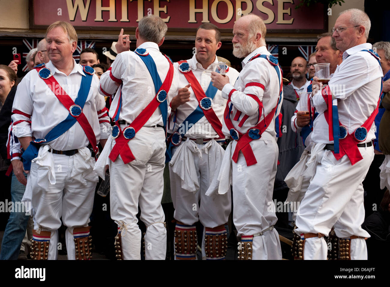 Traditionally dressed Morris dancers celebrate May Morning in Oxford ...