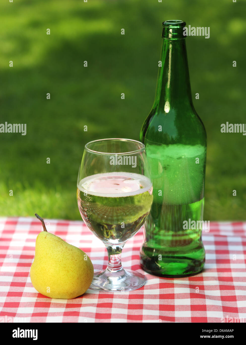 Pear cider and one pear Stock Photo - Alamy