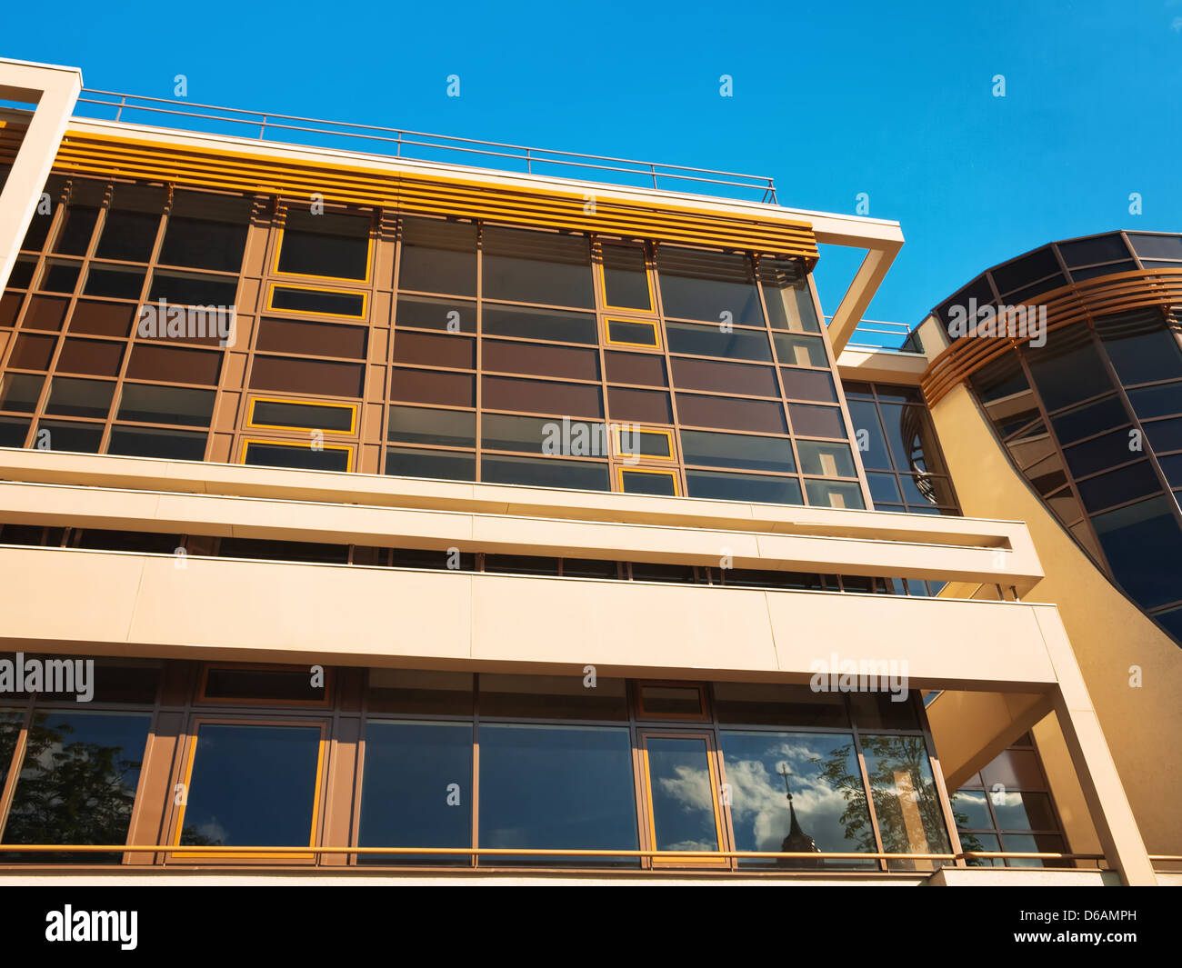 Commercial building outside hi-res stock photography and images - Alamy