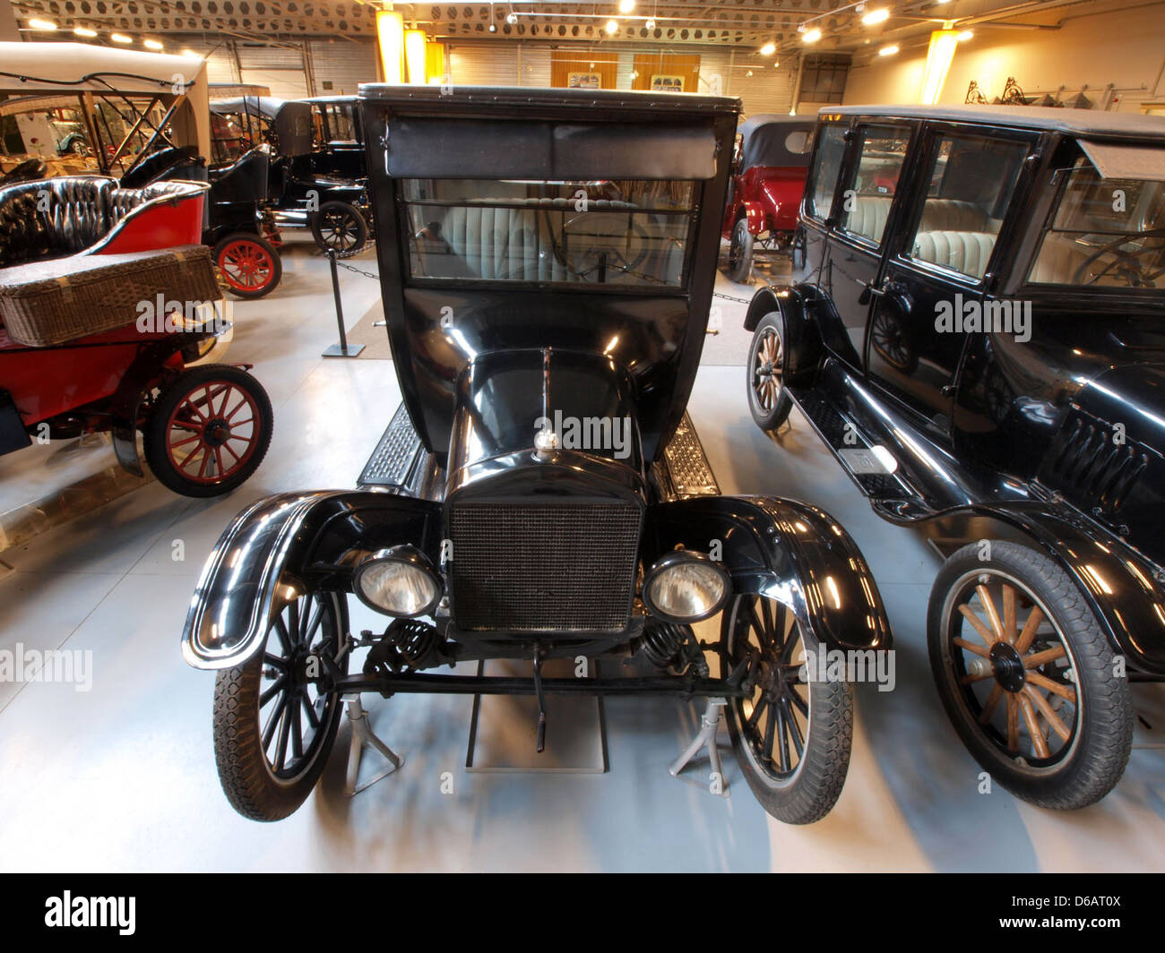 Mass production 1920s hi-res stock photography and images - Alamy