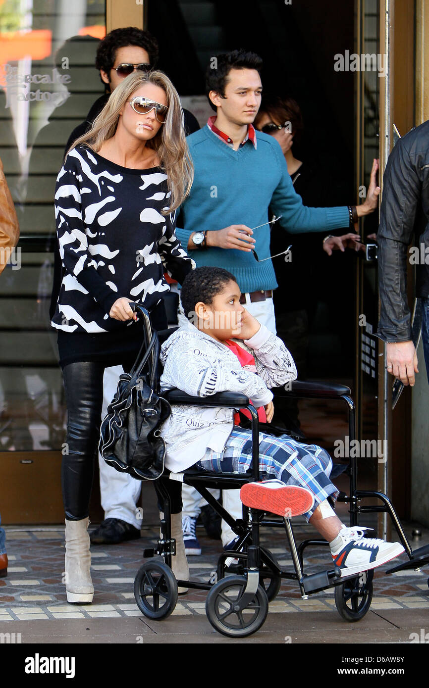 Katie Price and son Harvey Katie Price shopping with her son, brother ...