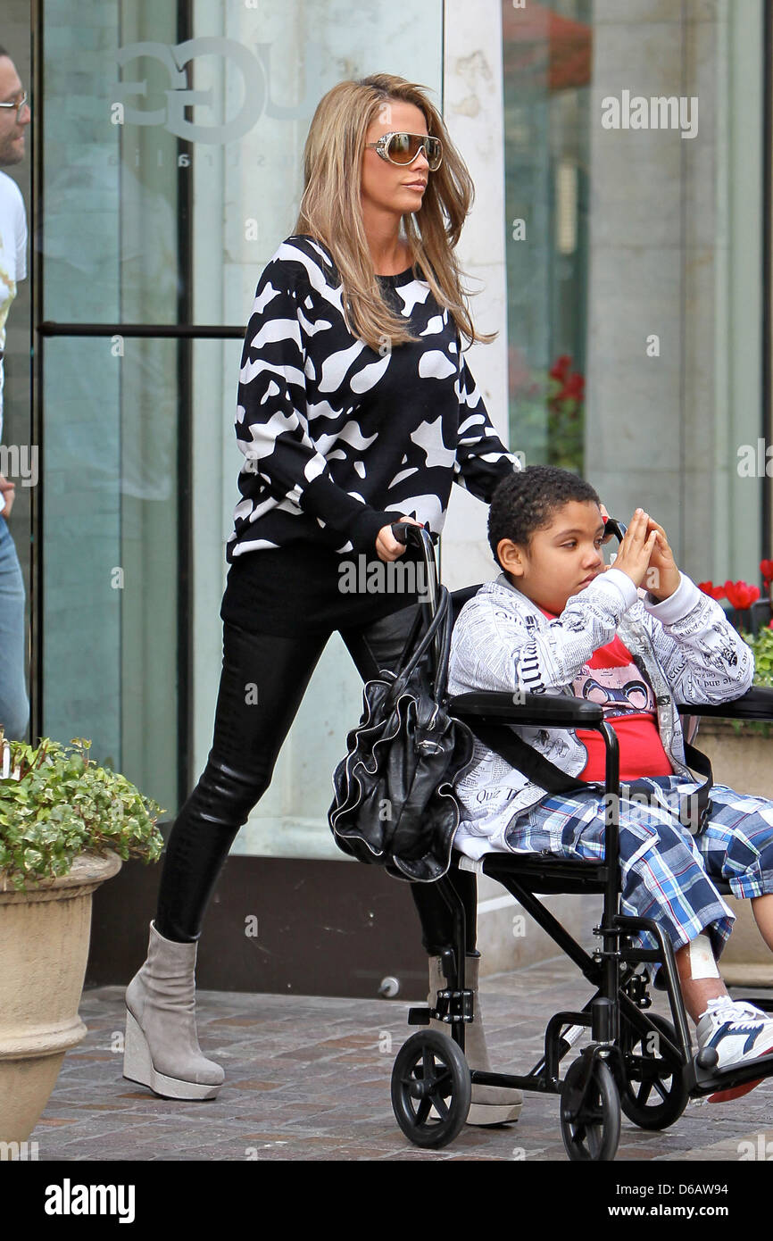 Katie Price and son Harvey Katie Price shopping with her son, brother ...