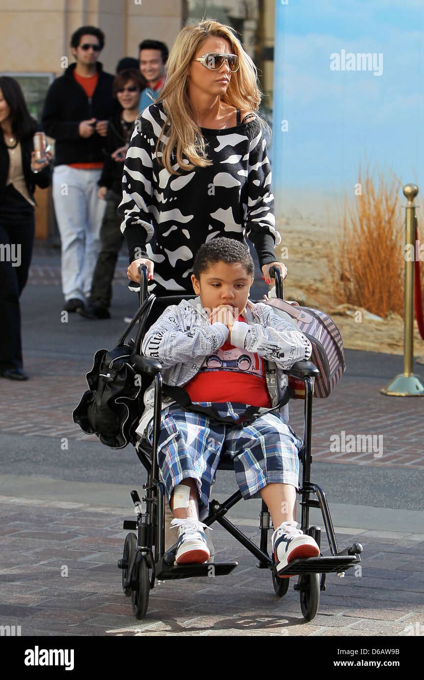 Katie Price and son Harvey Katie Price shopping with her son, brother ...