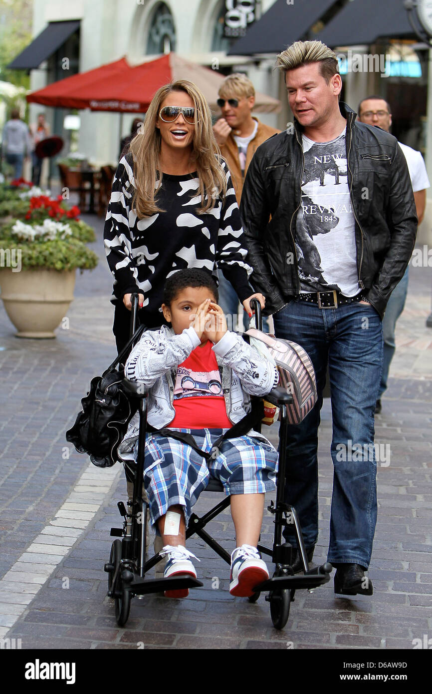 Katie Price and son Harvey Katie Price shopping with her son, brother ...