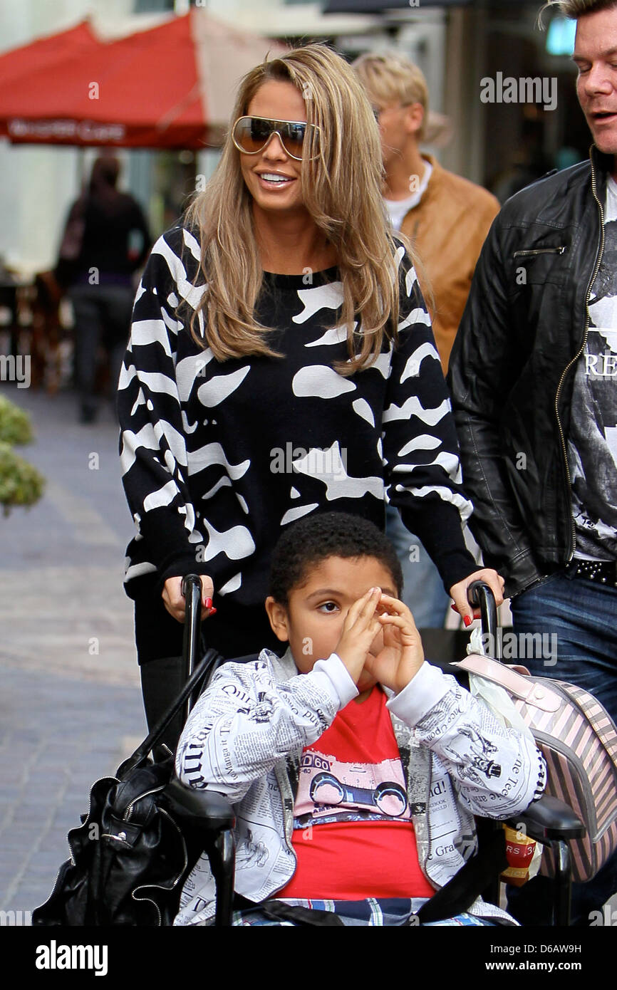 Katie Price and son Harvey Katie Price shopping with her son, brother ...
