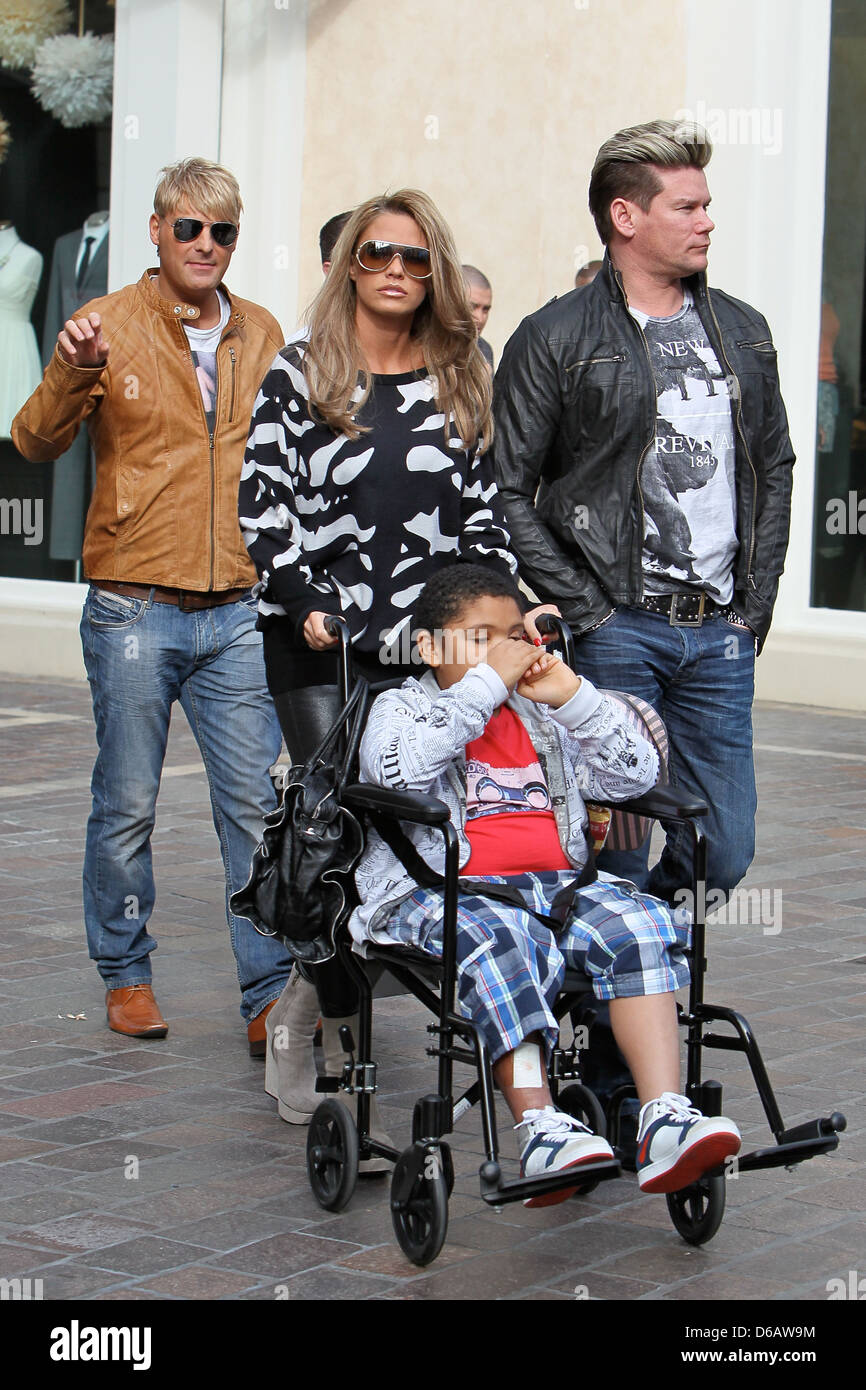 Katie Price and son Harvey Katie Price shopping with her son, brother ...