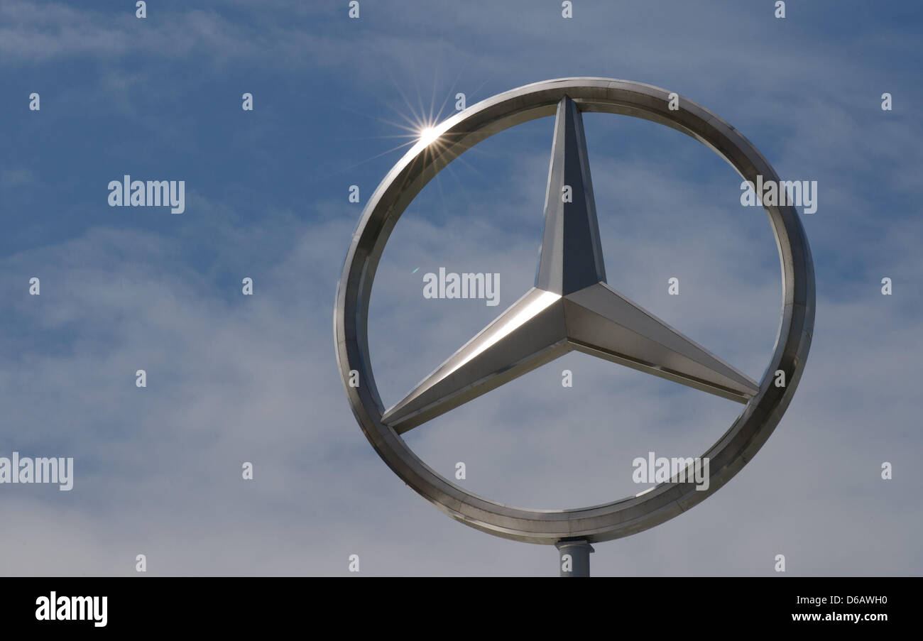 View of a Daimler star at the Mercedes-Benz branch office in Stuttgart ...