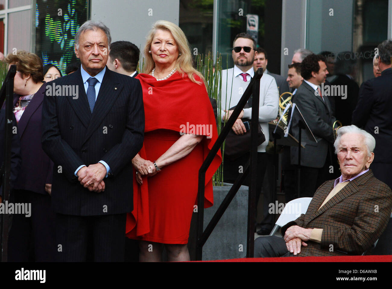 Zubin Mehta, Nancy Kovack and Kirk Douglas Maestro Zubin Mehta receives ...