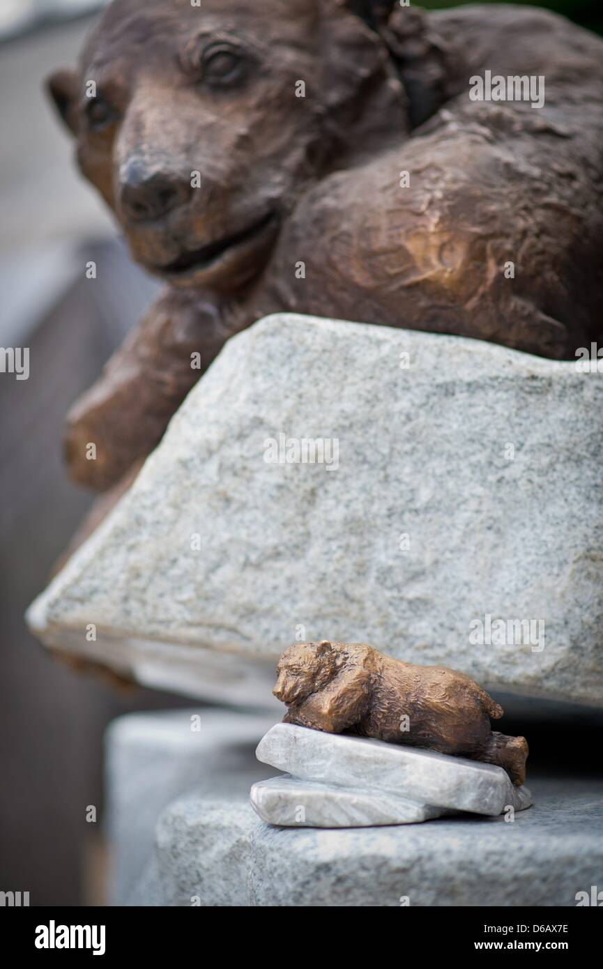 A 120kg heavy bronze statue of polar bear Knut and a miniature of the ...