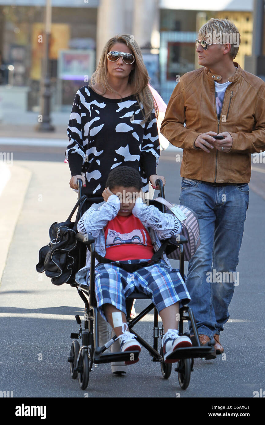 Katie Price and son Harvey Katie Price takes her son out to lunch at ...
